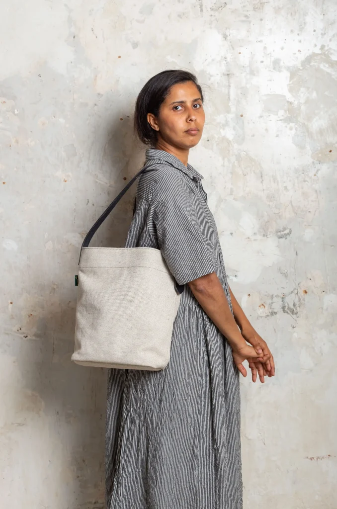 Brady - Leven Mini Natural Linen Black